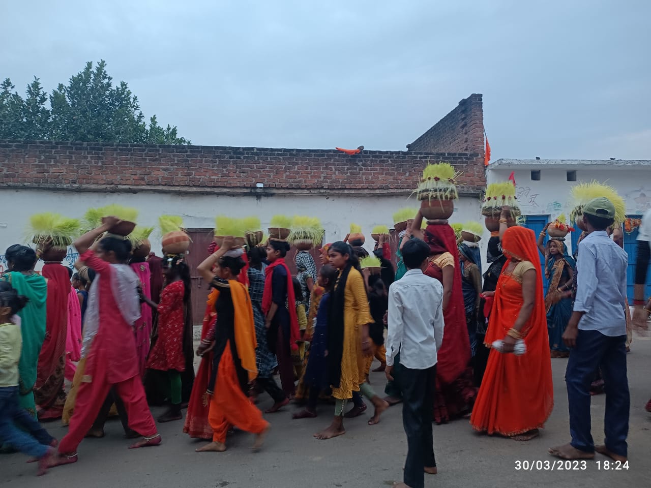 Hundreds of women participated in the Jawara procession chanting Akhand ...