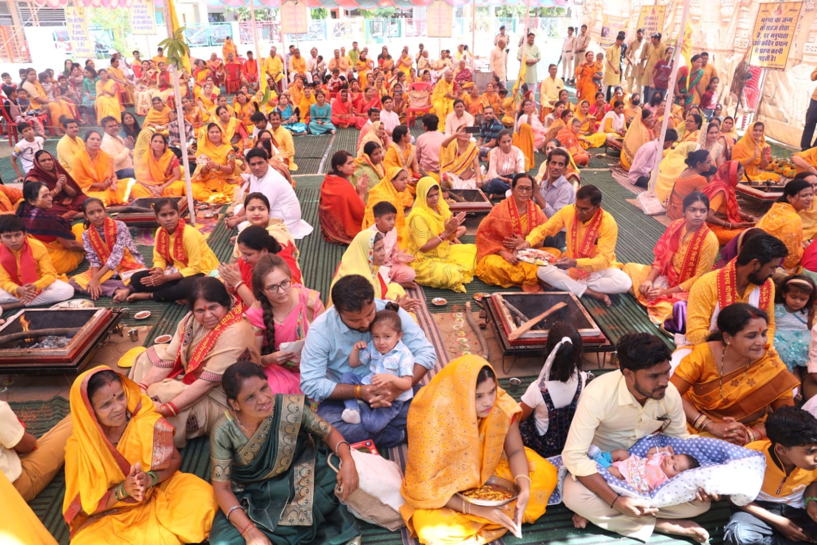 कलश यात्रा, दीप यज्ञ और ज्ञान गंगा के साथ 21 घरों में स्थापित किए ध्वज ...