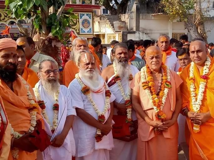 Kalash Yatra taken out from Khedapati Hanuman Temple located in Talab Mohalla in the company of ...
