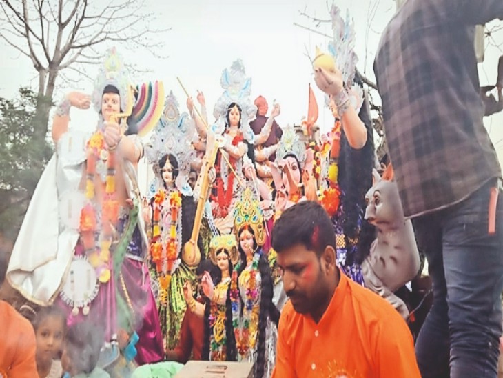Immersion of idol of Maa Durga in Ramdev Kharika, 1 km long procession ...
