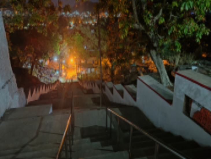 The light of Bade Mahadev's stairs remains off | जिम्मेदारों की ...