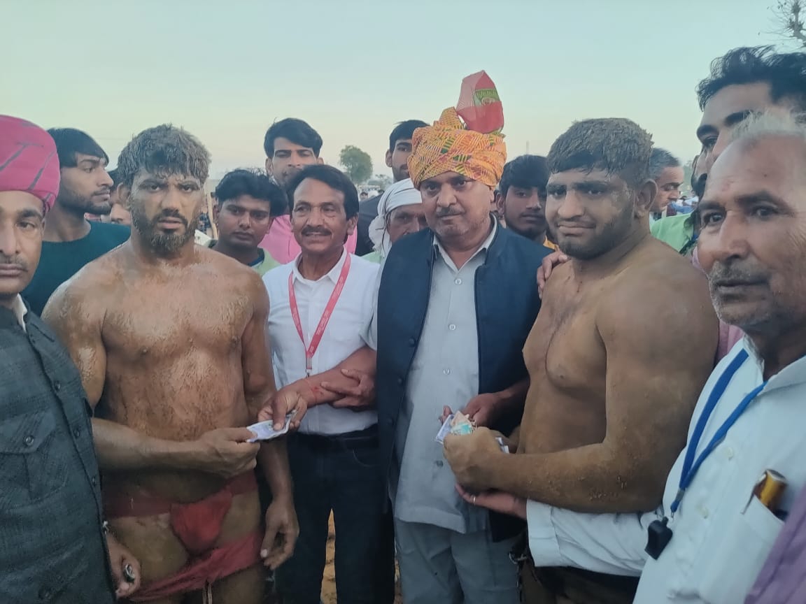 The final match ended in a draw, wrestlers shed sweat, thousands of ...