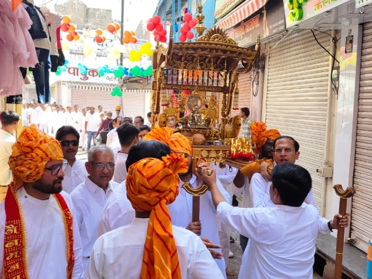 Women and men of Jain society joined, welcomed by showering flowers at ...