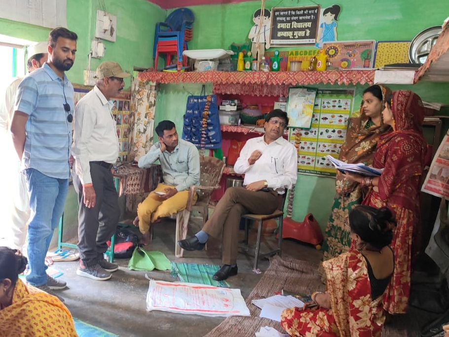 Crowd of women at Anganwadi centers also, SDM inspected, took ...