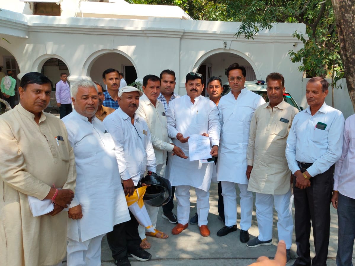 Tyagi community demonstrated at DM office, DM gave instructions to ...