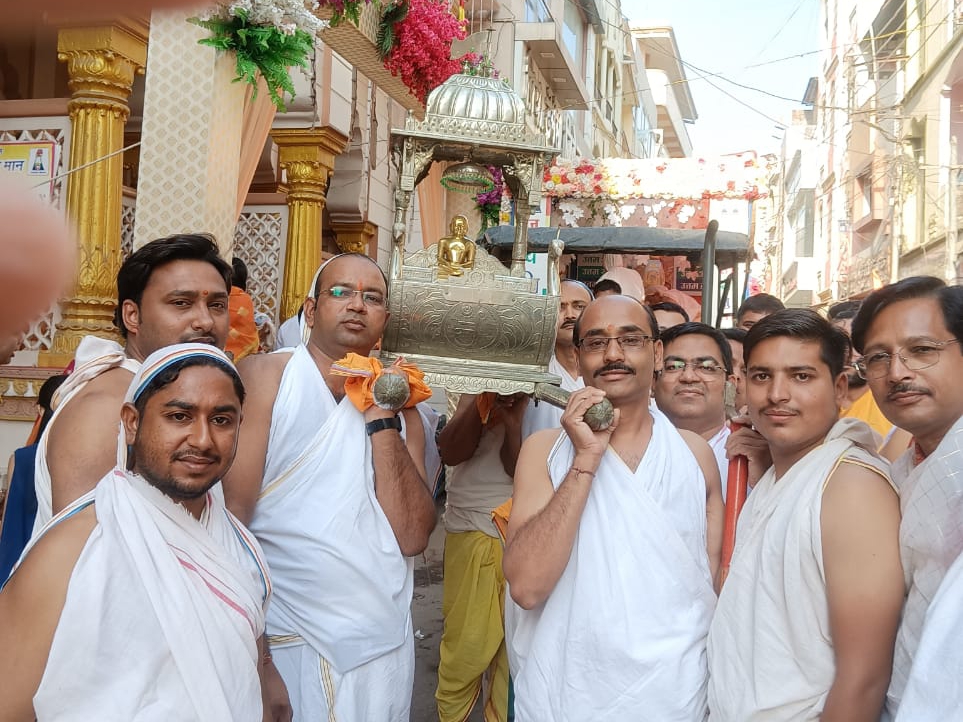 Lord Mahavir Janma Kalyanak Mahotsav celebrated with pomp | पालकी और ...