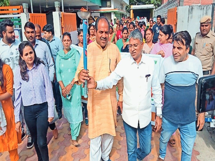 Torch march taken out for cleanliness awareness | स्वच्छता मार्च निकाला ...