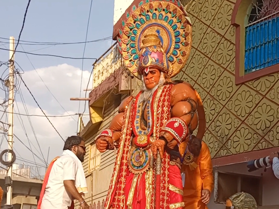 MLA Shashank Bhargava came out with a hammer in his hand; Hanuman of 12 ...