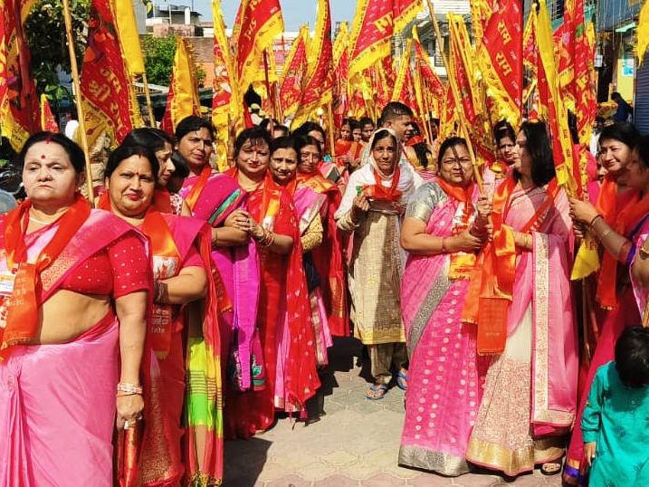 108 women took out flag march, showered flowers everywhere in the city ...