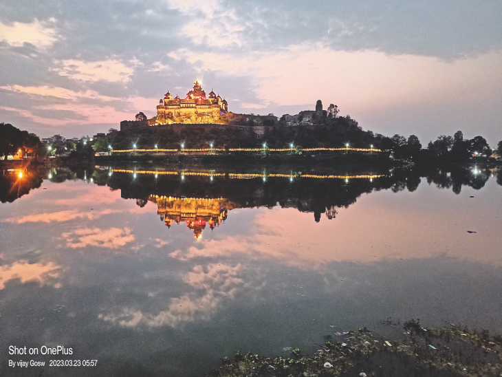 The Satkhanda Palace glitters like gold amidst the redness of the ...