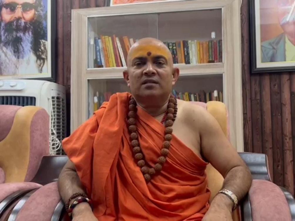 Swami Jitendranand said that Guru can be accepted but not God.