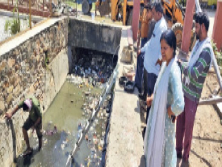 Water supply line leakage coming out of Badi river, contaminated drain ...