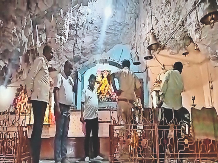 Broke the locks of Mallinath temple, umbrella and cash | चाेरी की ...