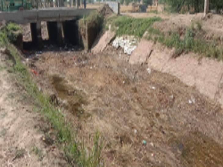 27 km long nohar feeder has to be cleaned, piles of soil accumulated ...