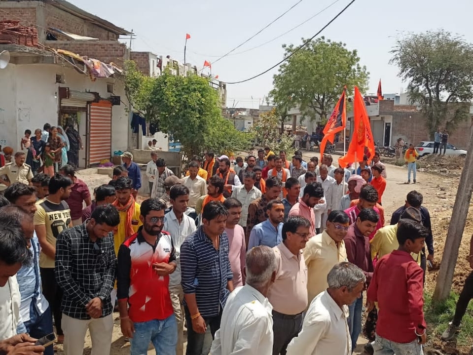 VHP and Bajrang Dal took out a grand procession, welcomed with shower ...