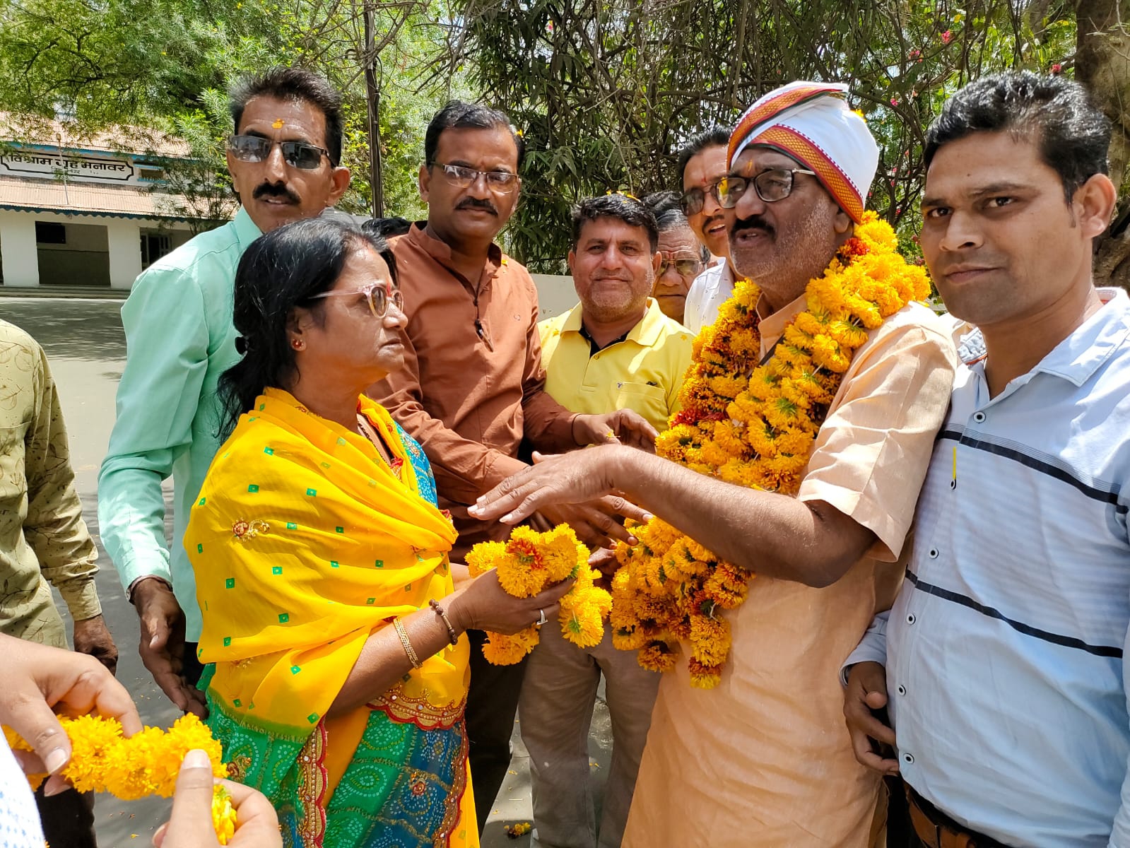 Congress workers met NP Prajapati, who is circumambulating Maa Narmada ...