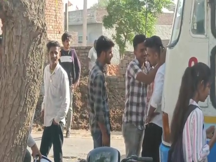 Hisar Mangali Roadways Bus Stop Student Protest Stand Bus | हिसार के ...