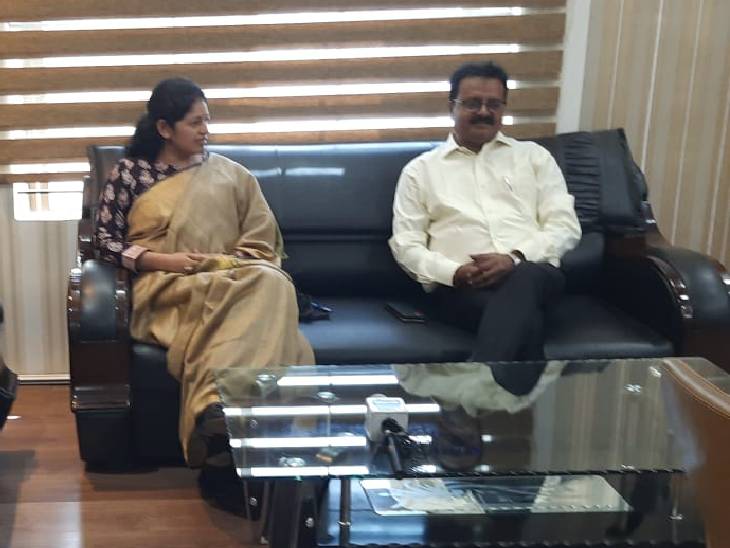 Rewa new collector Pratibha Pal took charge | रीवा की नवागत कलेक्टर ने ...