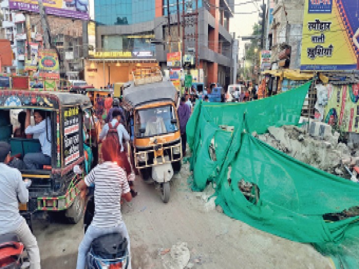 Left a pit for the culvert, half a road block | 3 दिन से 10 घंटे तक रोज ...