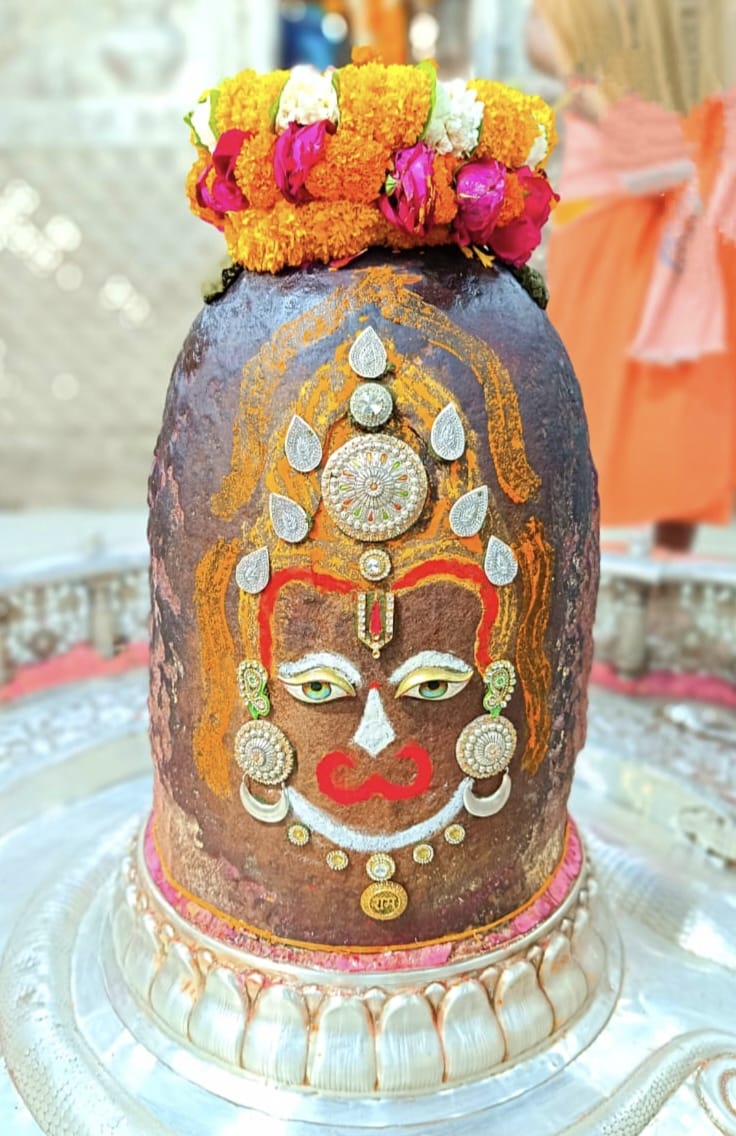 Divine makeup of Lord Mahakal on Hanuman Ashtam | गुरुवार भस्म आरती ...