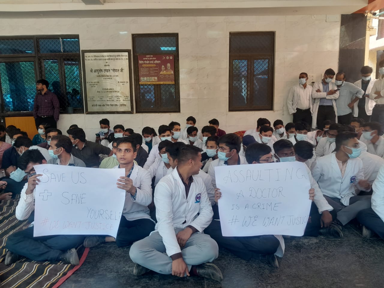 Timardar beat junior doctor, ruckus Junior doctors on strike overnight ...