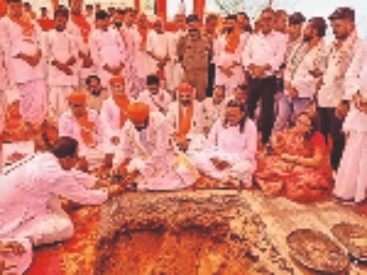 Goswami Vishal Bawa performed Bhoomi Pujan for the construction of 108 ...