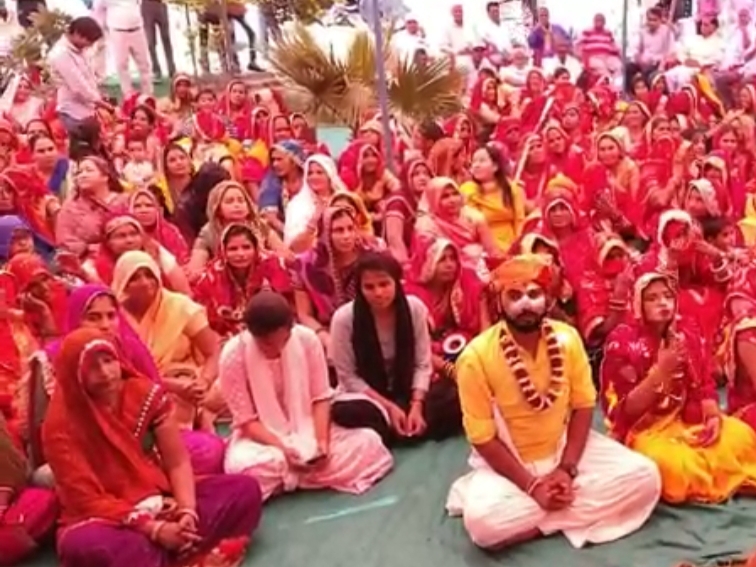 201 women took out the Kalash Yatra, a flood of reverence gathered at ...