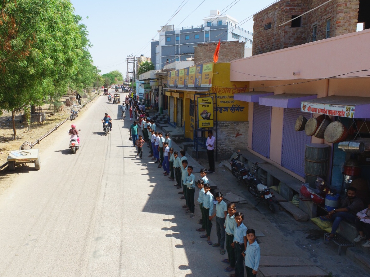 Three kilometer long human chain formed in Bidasar, school children ...