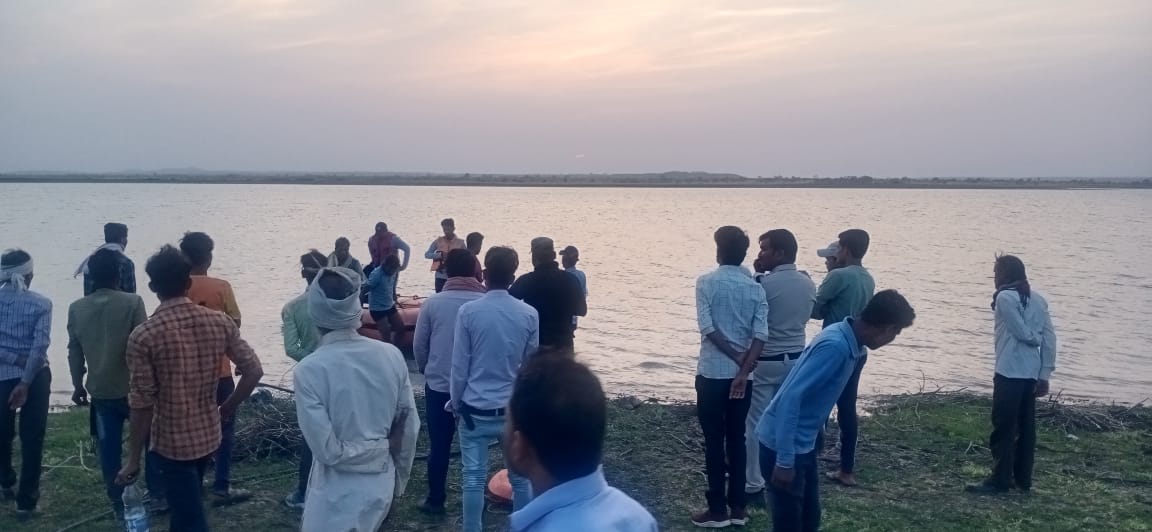 3 out of 4 friends in the boat pulled out, SDRF team rescuing one ...