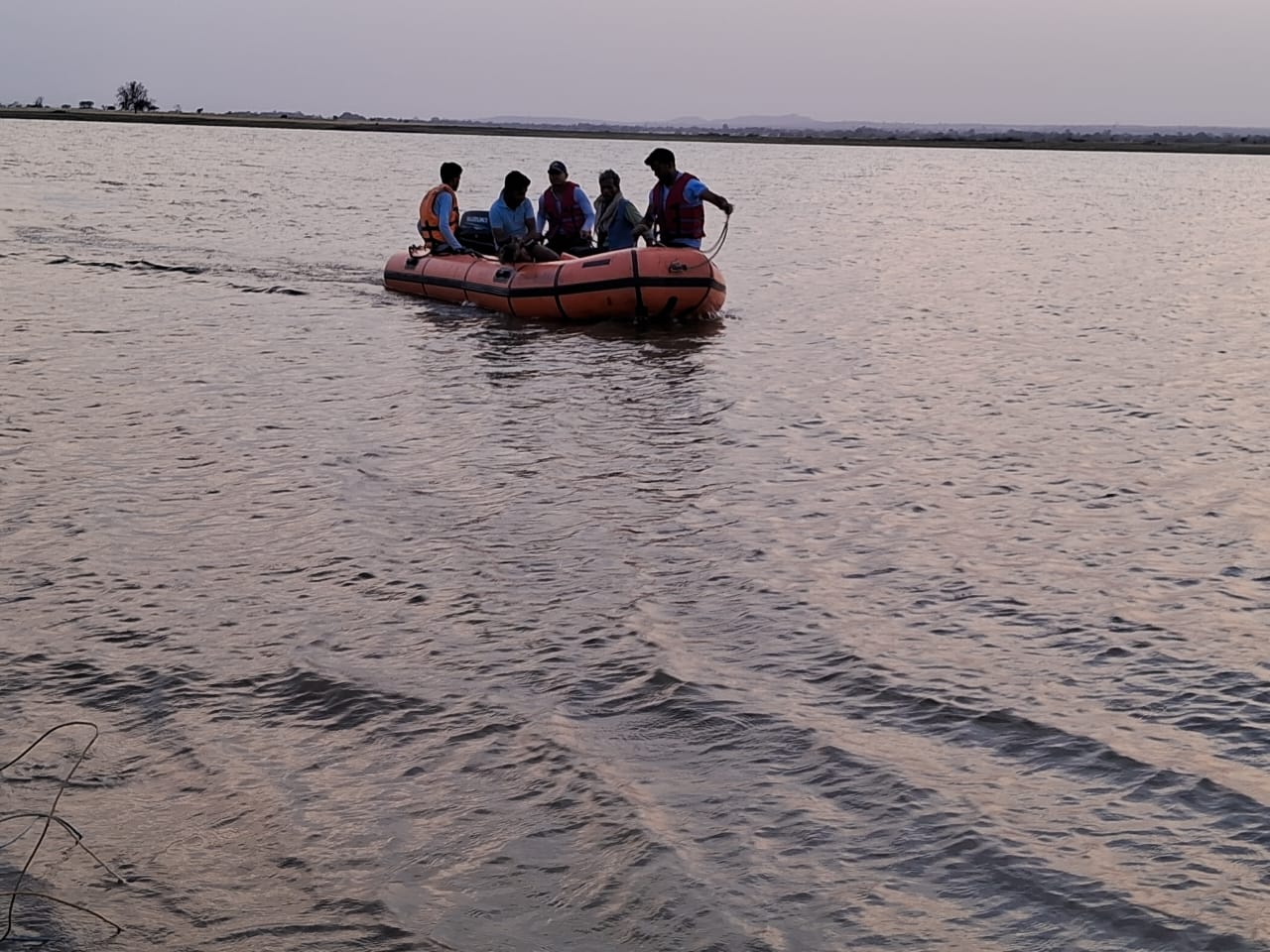 3 out of 4 friends in the boat pulled out, SDRF team rescuing one ...