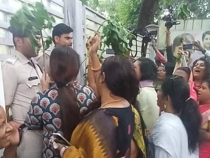 Mahila Congress took out a foot march from PCC, planted besharam plants ...