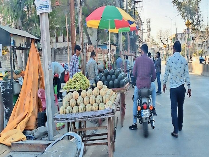 The sidewalks of the four-lane are houseful of watermelon, fruit ...