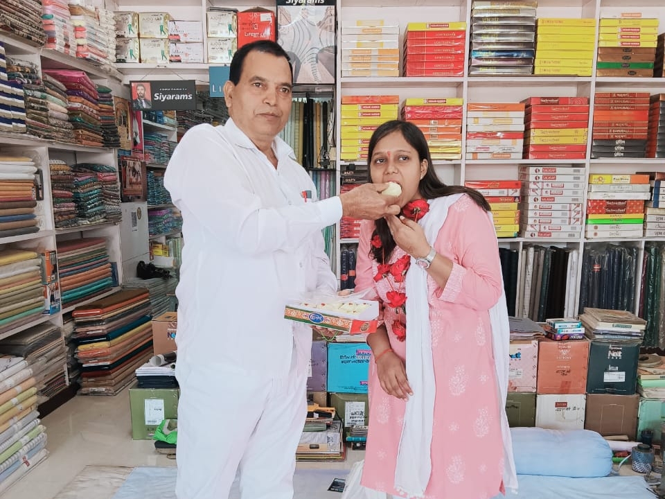 Reshu Jain became Naib Tehsildar after getting 8th rank ...