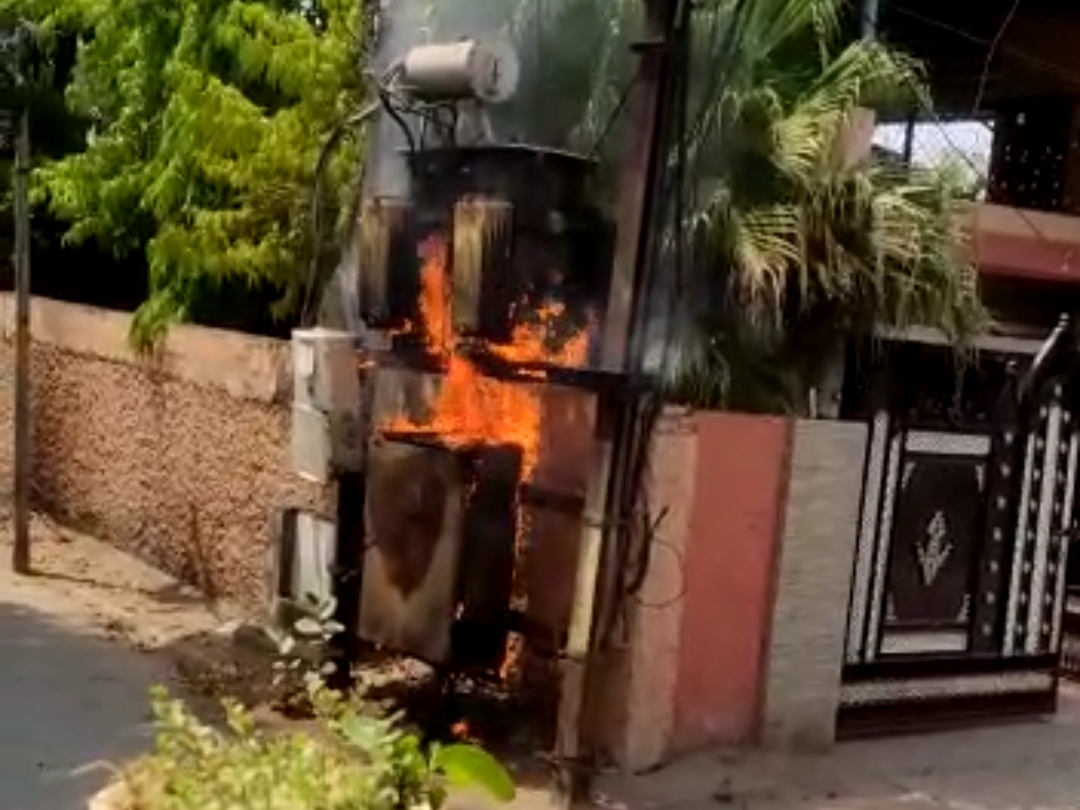 Fire broke out in the city's power transformer, the cable started ...