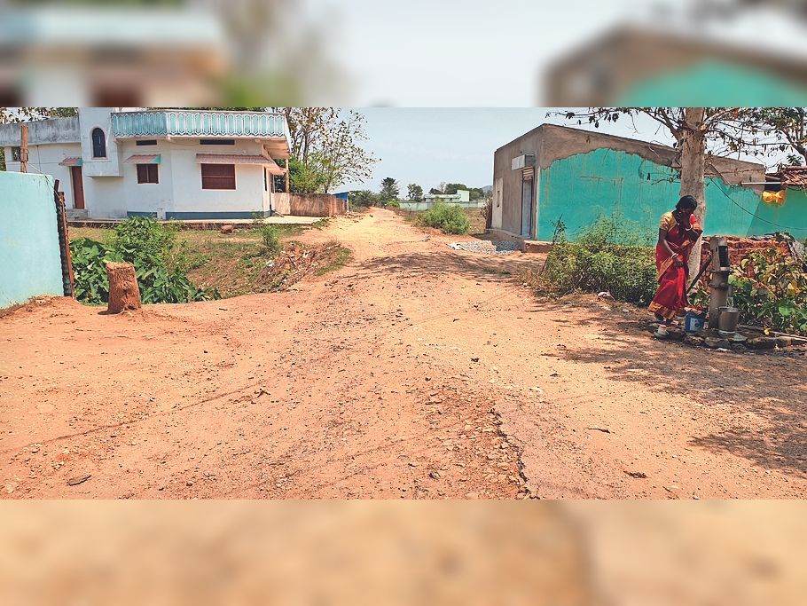 Giving invitation to dilapidated road accident | जनप्रतिनिधियों की ...