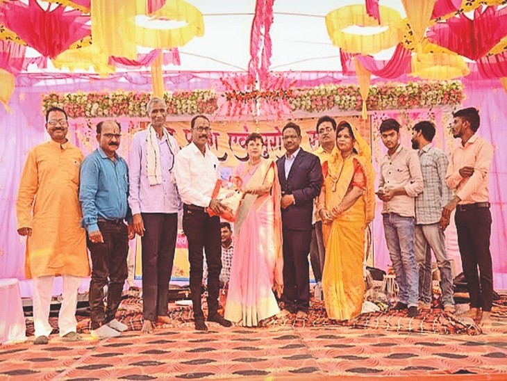 Kavita Wasnik got the pioneer award Pata Leja Re Gadiwala | लोक संगीत ...