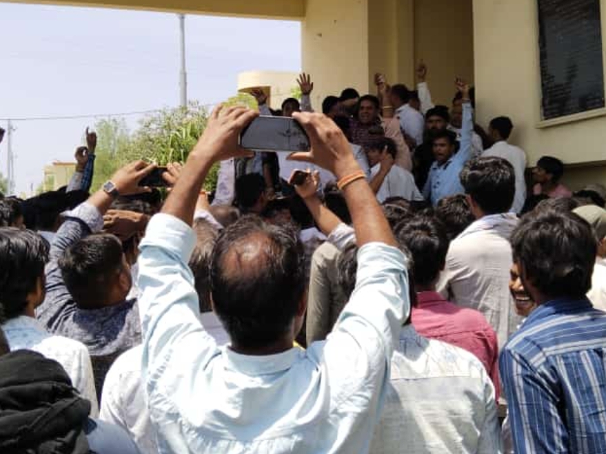 Distressed farmers shouted slogans against the mandi administration by ...