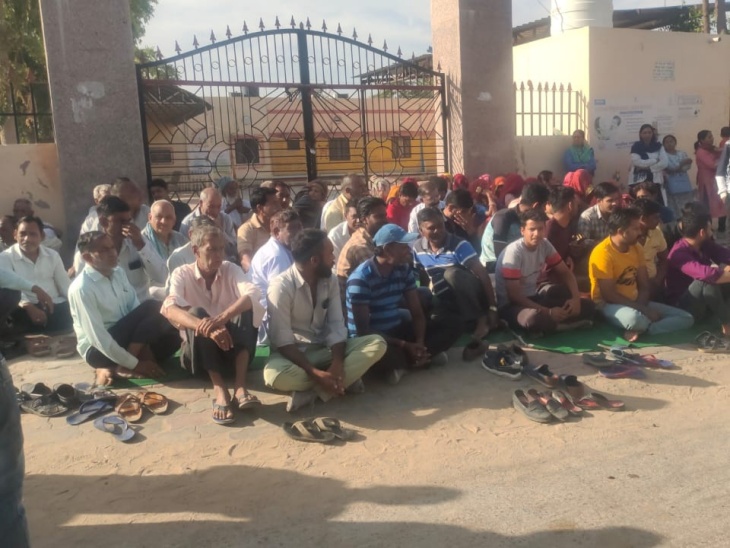 Villagers locked due to chaos in Dabla PHC | डाबला पीएचसी में ...