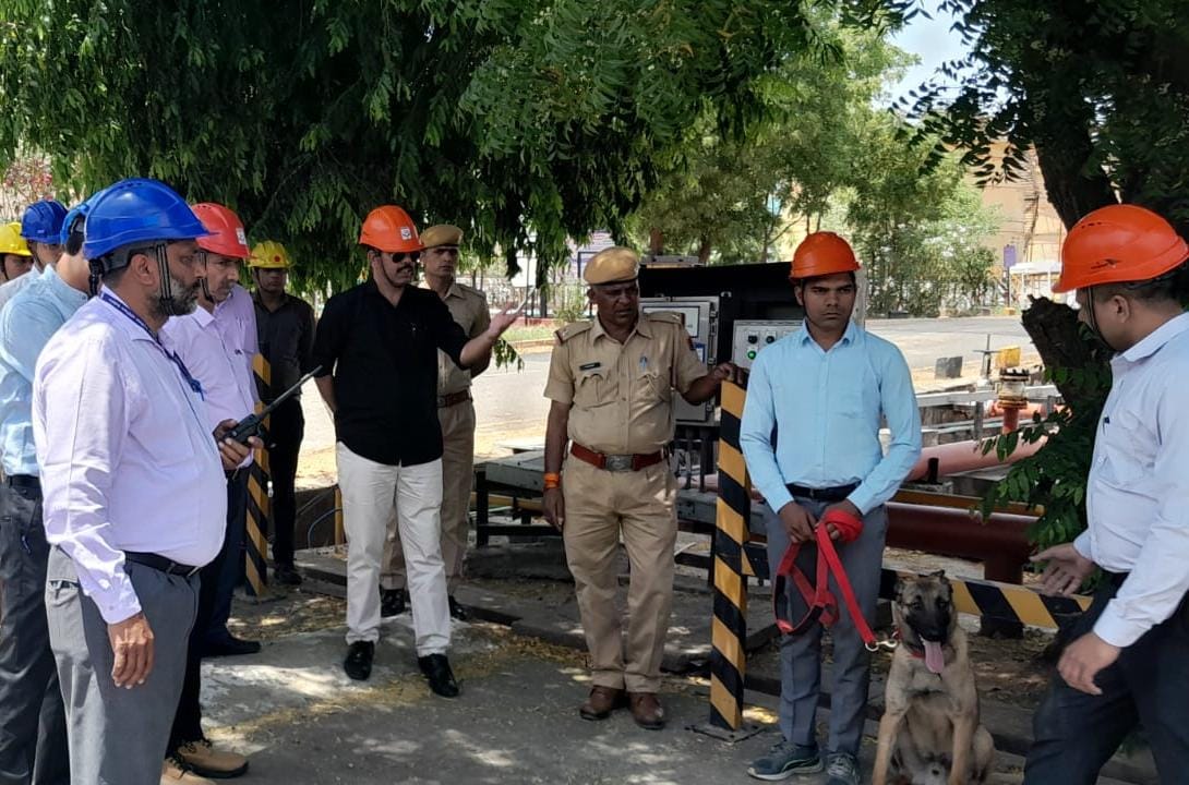 CID bomb thread team including police reached the spot | सराधना ...