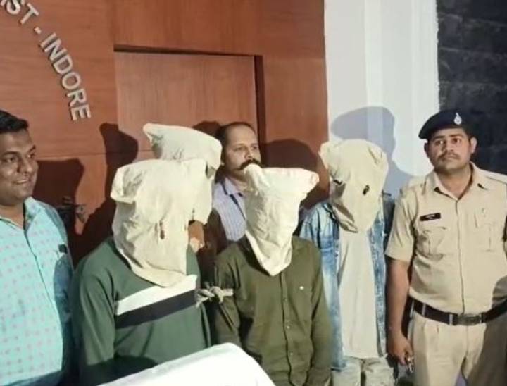 Now four robbers have been caught, 32 mobiles have been seized by the ...