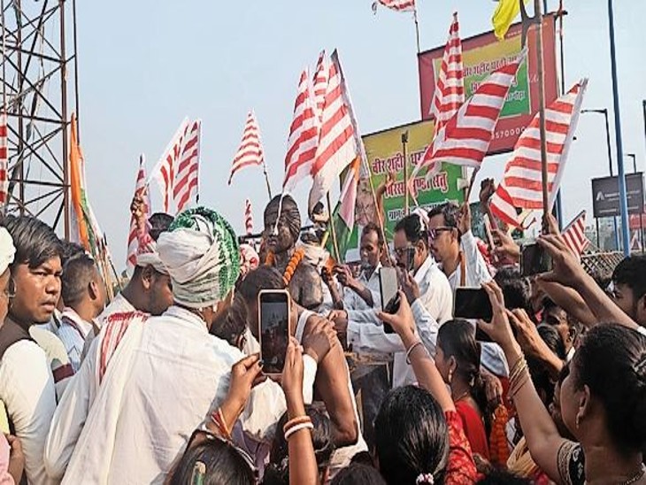Tribal organizations put Birsa Munda's statue in front of Raghunath ...