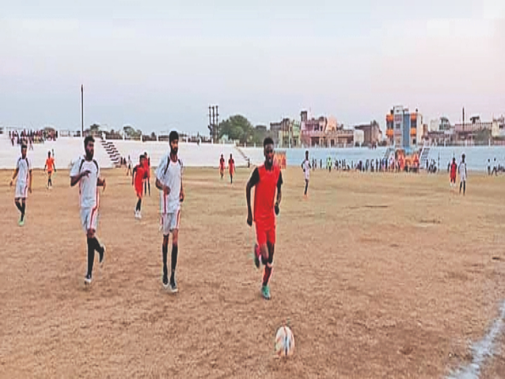 10 years ago used to play in the open field, stadium- indoor hall ...