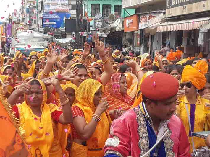 People tied the knot by group dance to the tune of Band Baje, tableaux ...