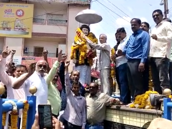 The people of Mali community garlanded the statue, resolved to follow ...