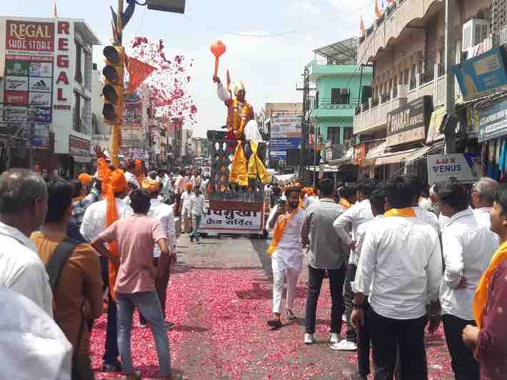 People tied the knot by group dance to the tune of Band Baje, tableaux ...