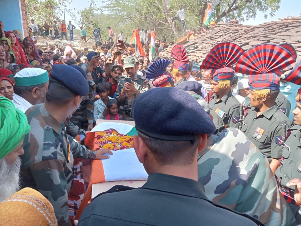 Soldier's last rites were performed by giving guard of honor, was ...