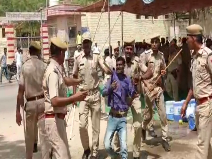 rajasthan barmer samdari Angry villagers protest outside the police ...