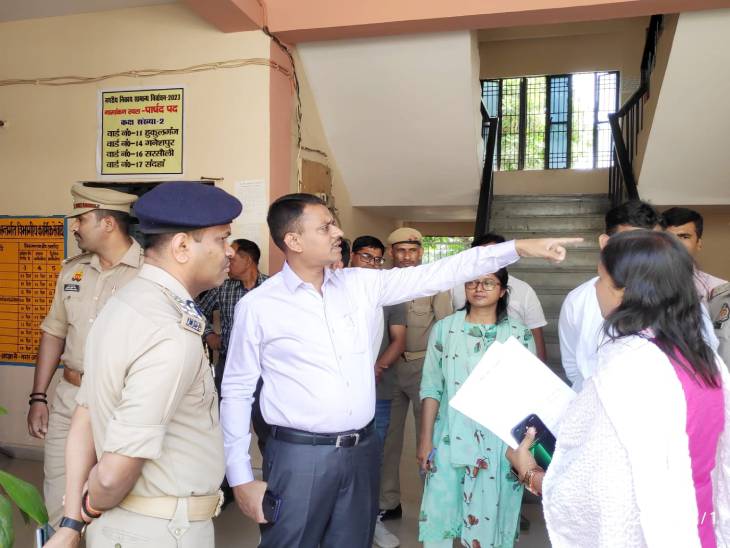 Varanasi DM directs to deduct one day salary of absent officers