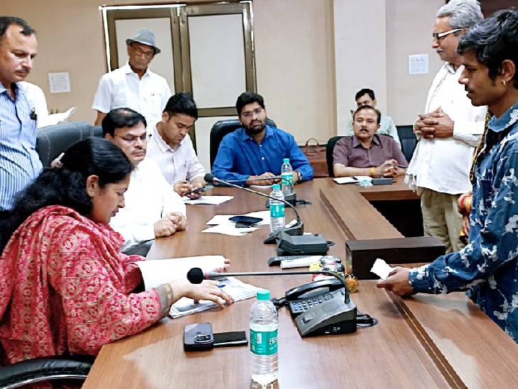 Rewa Collector heard the problems of 95 people in the weekly public ...