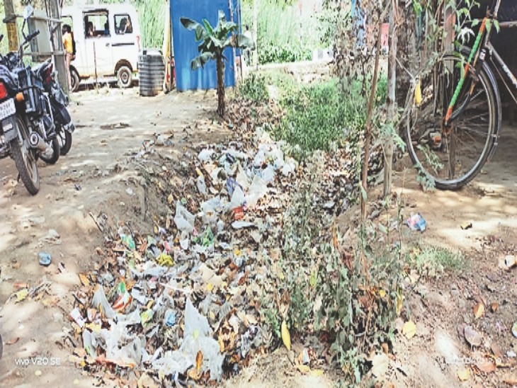 People throwing garbage on the ground instead of dustbin, need for ...